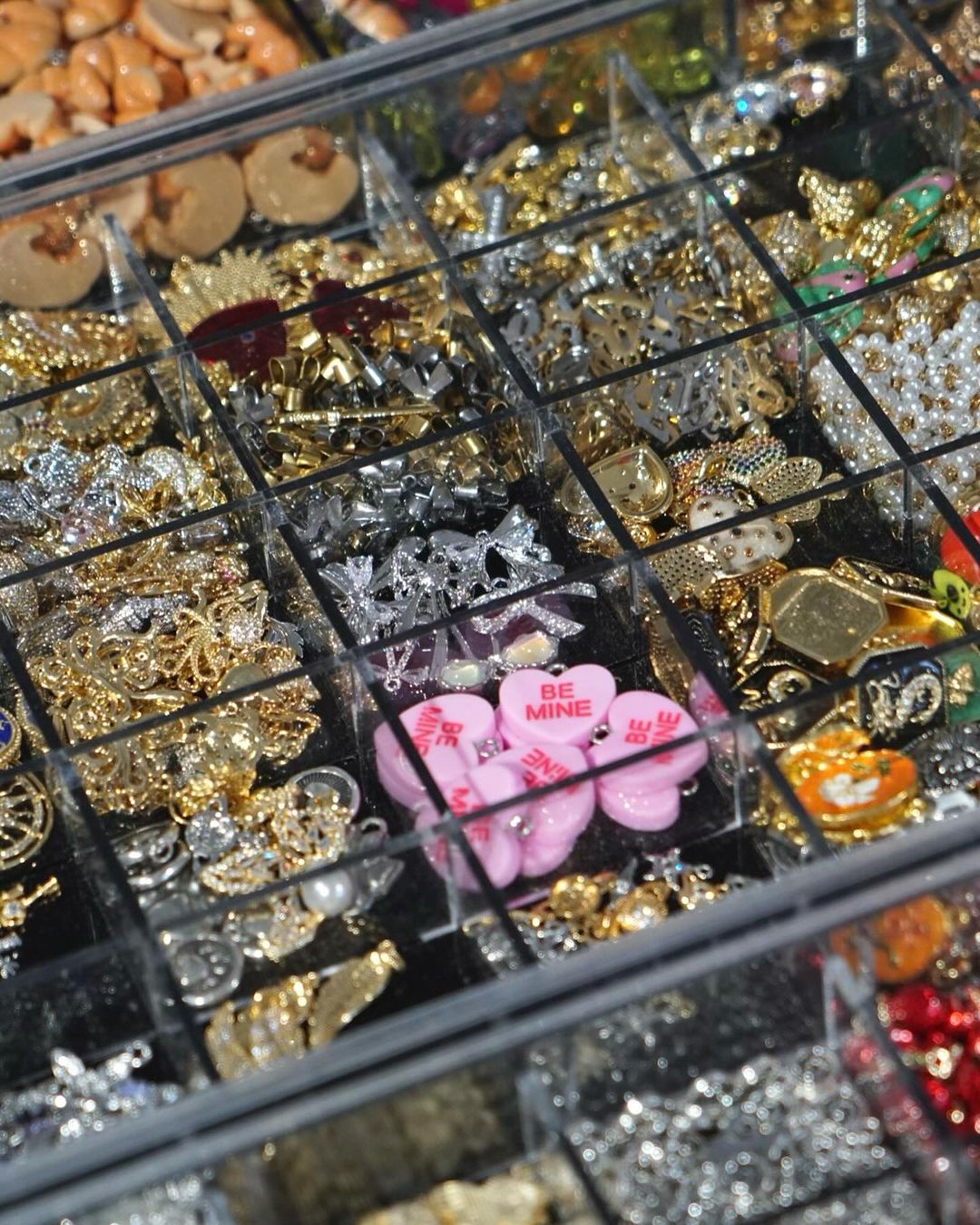 The Custom Charm Station Everyone in LA Is Talking About – VidaKush